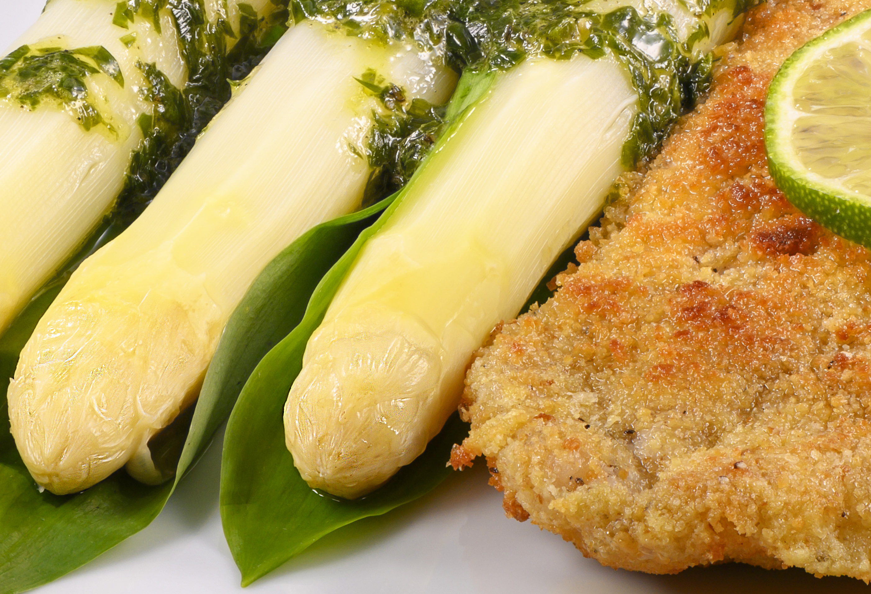 Spargeln mit Bärlauch und paniertem Schnitzel